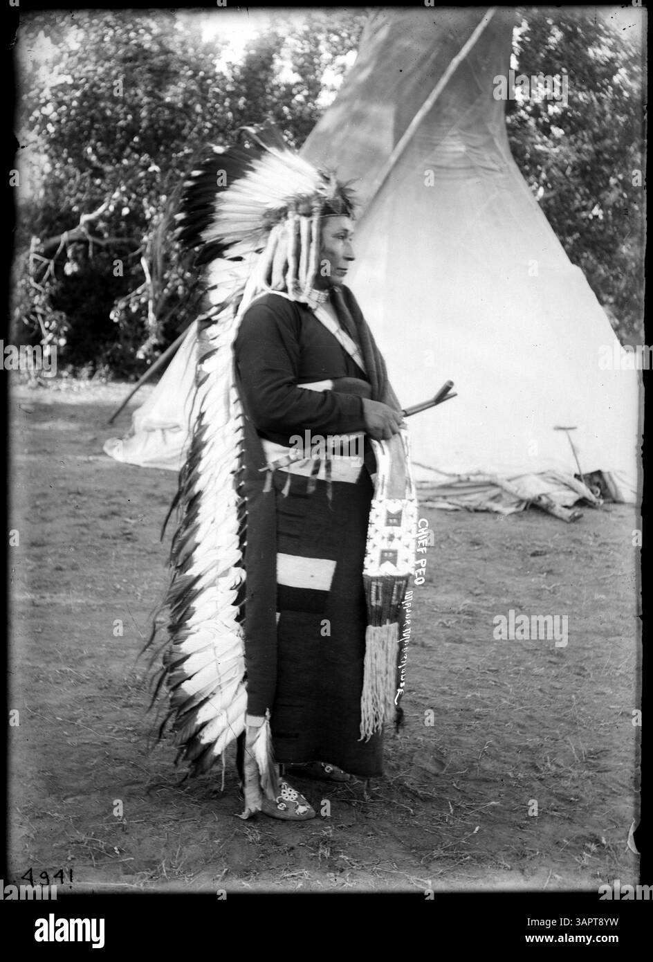 This Lee Moorhouse photograph features Chief Peo, an Umatilla tribal ...