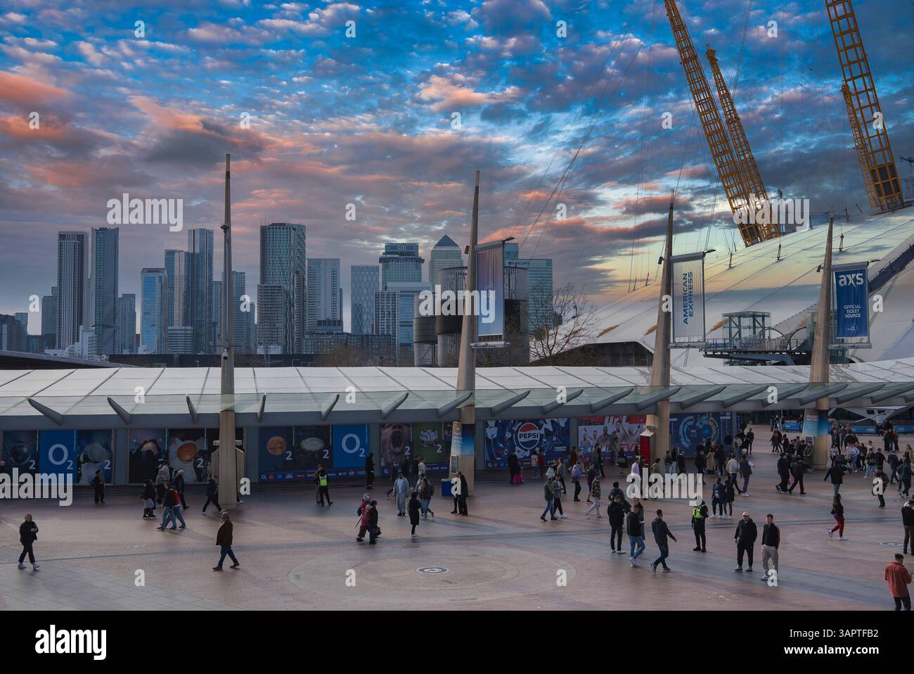 Lively canary wharf plaza hi-res stock photography and images - Alamy