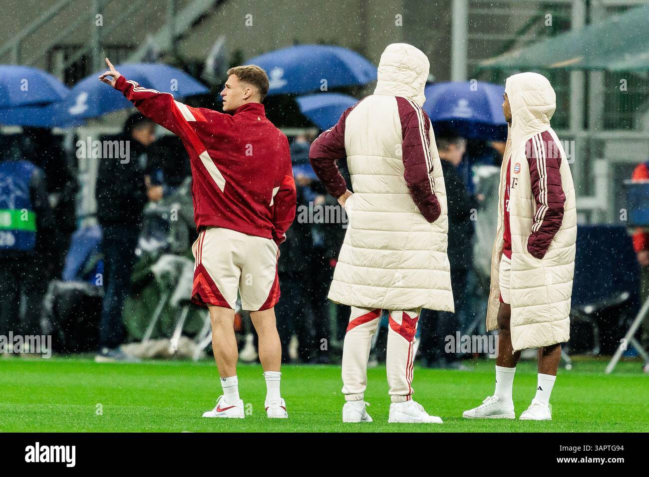 Mailand, Italien. 16th Apr, 2025. Platzbegehung Joshua Kimmich (FC Bayern M?nchen, 6) UEFA ...