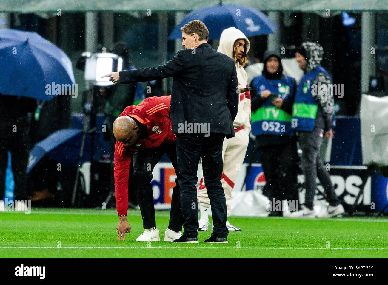 Mailand, Italien. 16th Apr, 2025. Platzbegehung Vincent Kompany (Trainer FC Bayern M?nchen) f ...