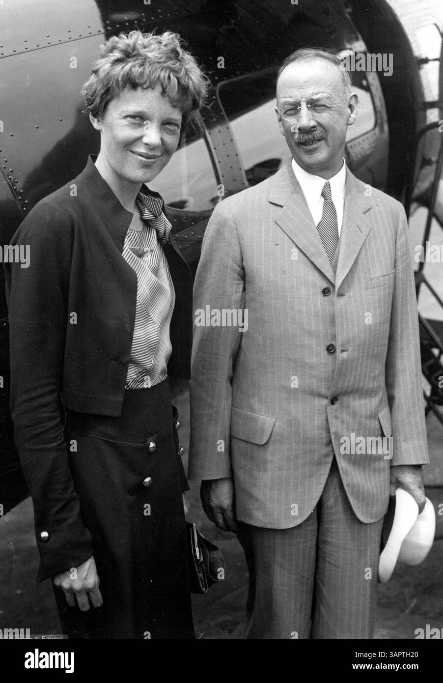 June 23, 1932, Washington, District of Columbia, USA: Aviation pioneer AMELIA EARHART arrives in ...