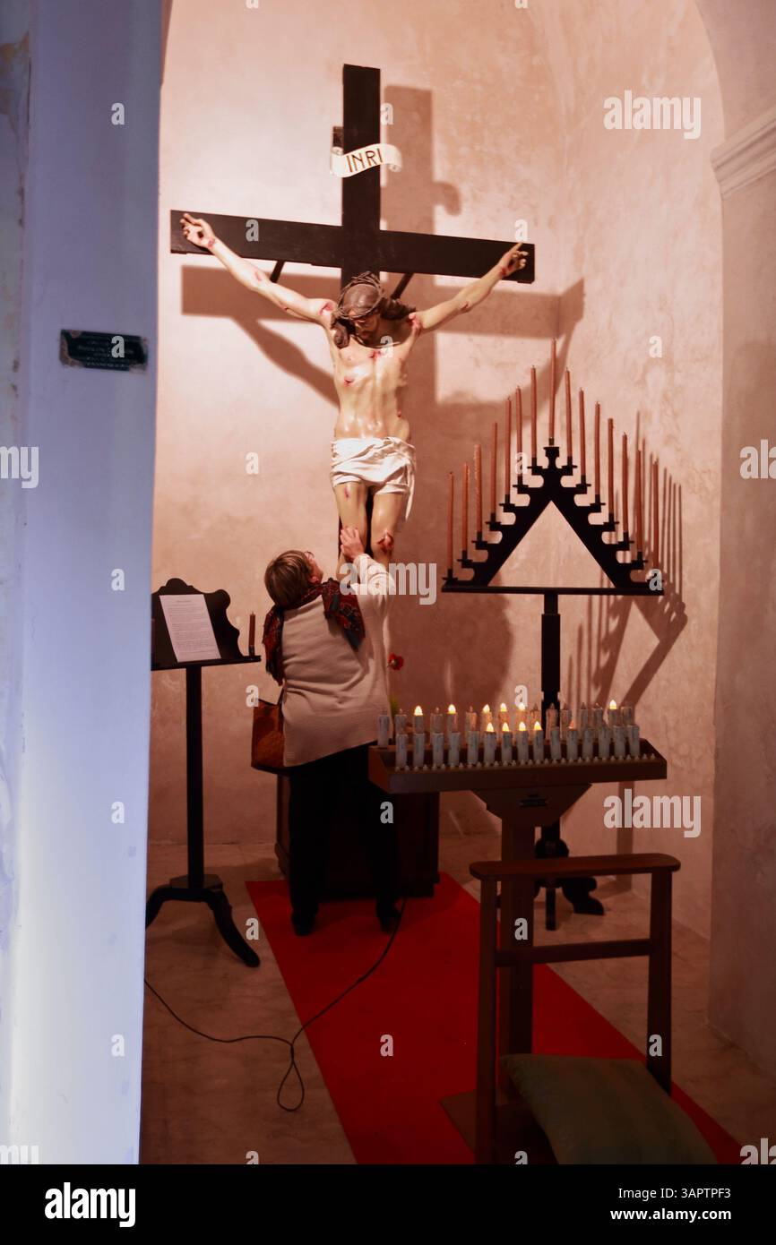 Faithful pray in front of the statues of the procession of the Dead ...