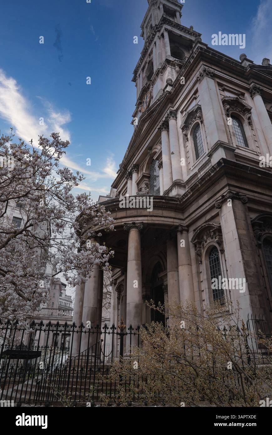Ornate building features grand columns hi-res stock photography and ...