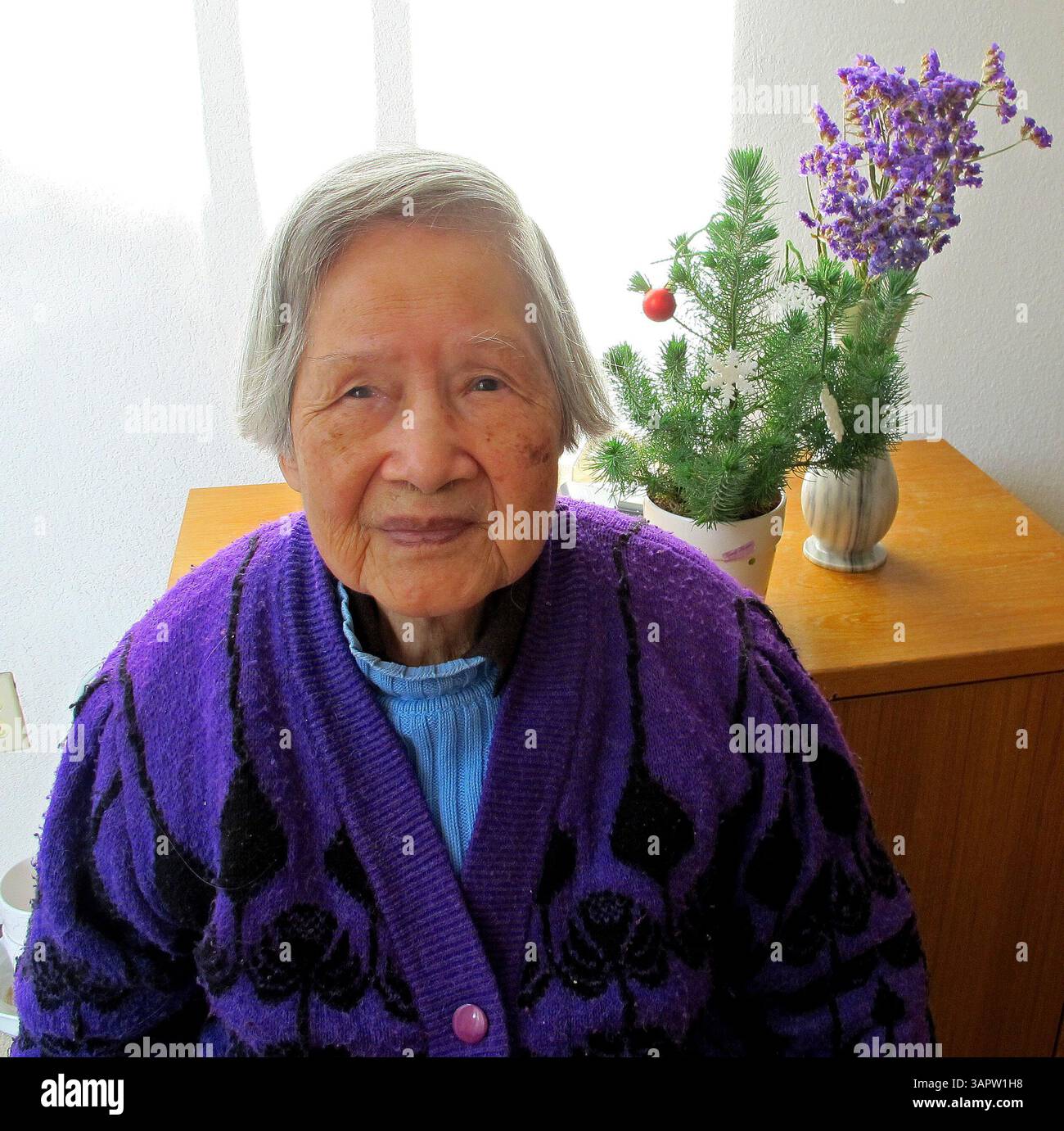 Older chinese women hi-res stock photography and images - Alamy