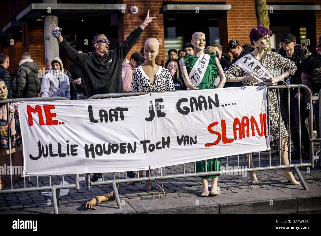UDEN - Demonstrators during a residents' meeting about a planned azc in ...