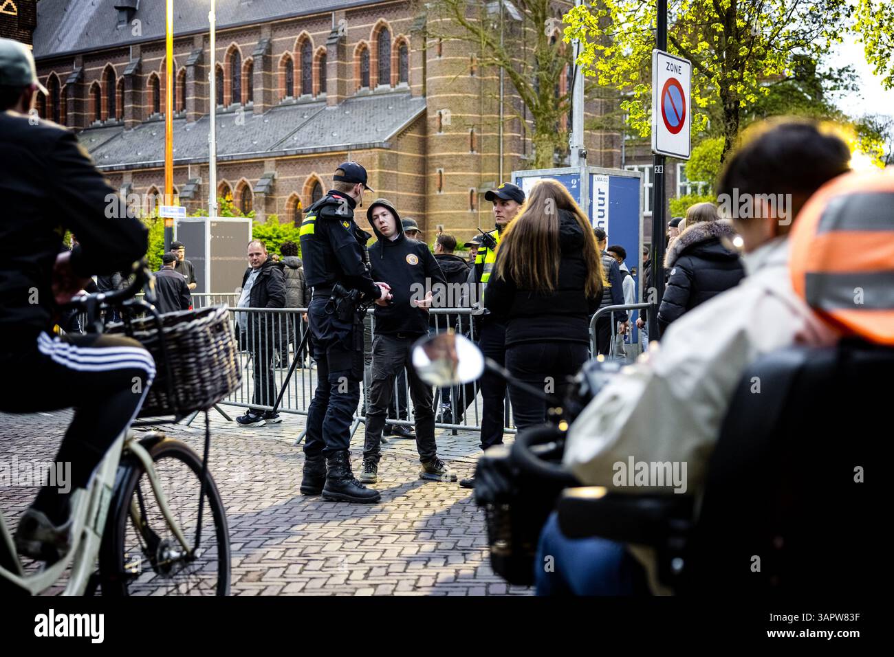 UDEN - Police search during a residents' meeting about a planned azc in ...