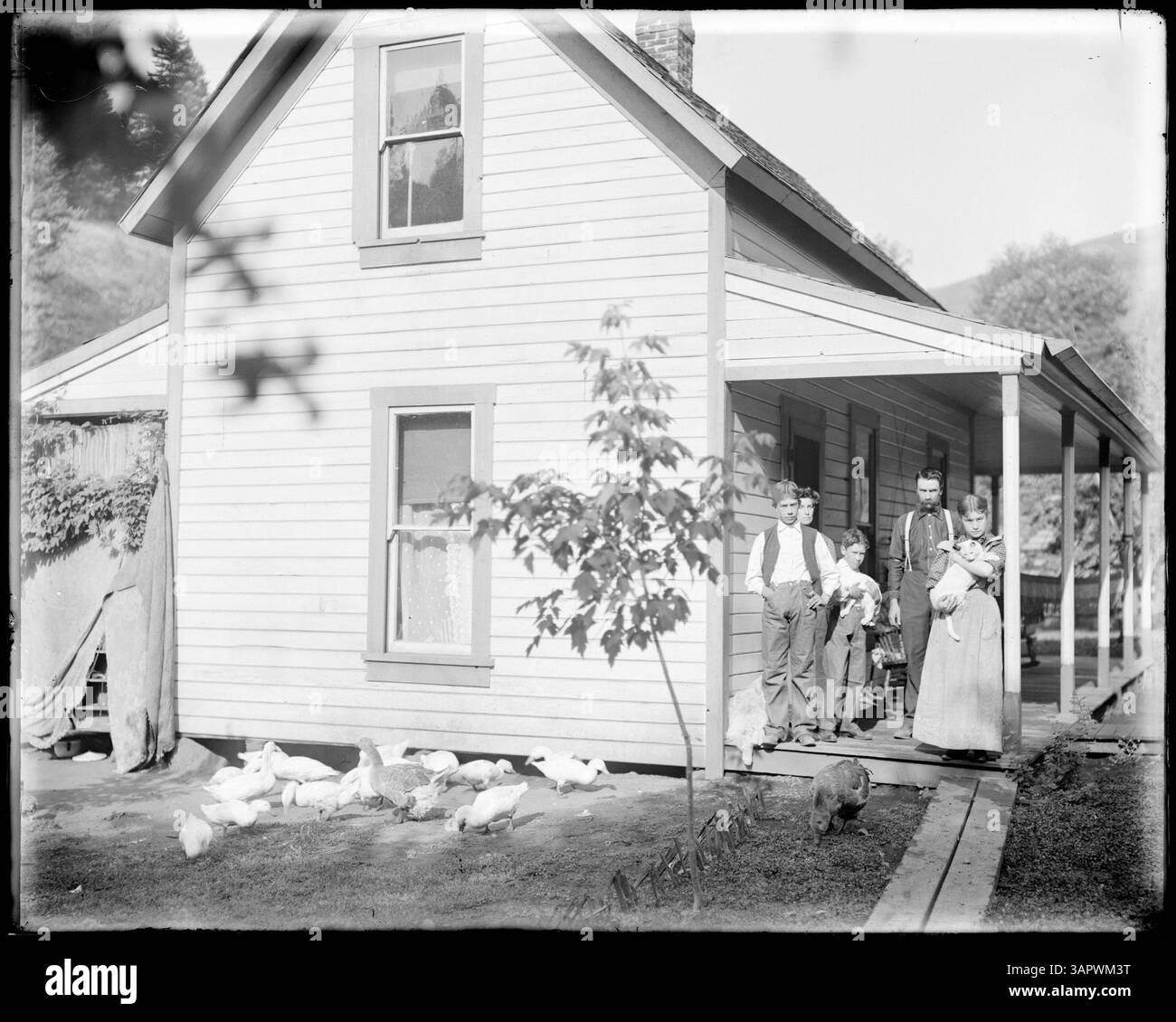 This photograph from the University of Oregon Libraries shows a ranch ...
