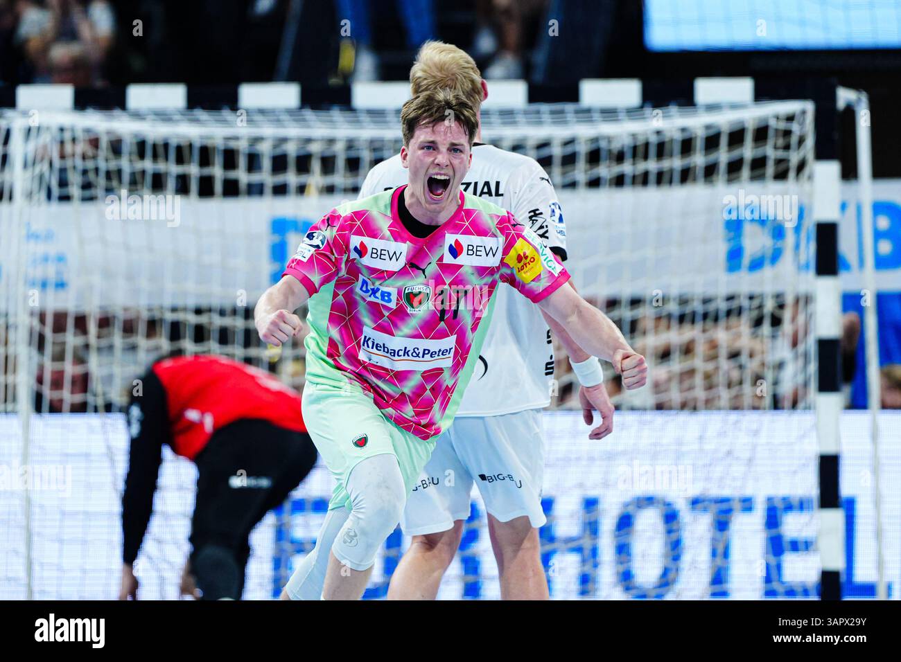 Torjubel Nils Lichtlein (Fuechse Berlin, #17) GER, THW Kiel vs. Fuechse ...