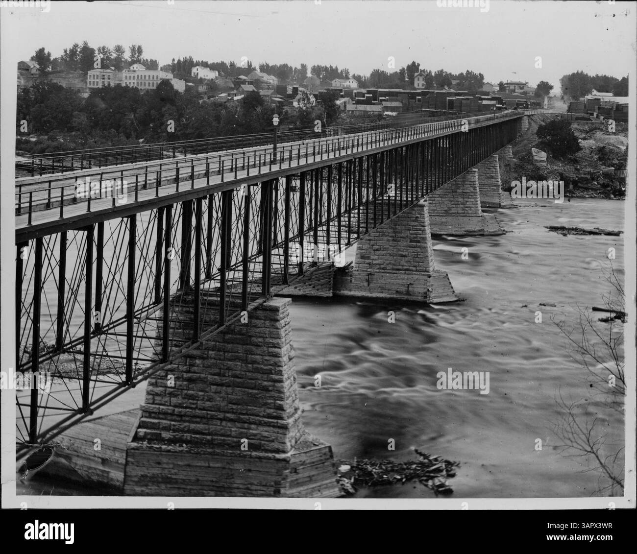 The 10th Avenue Bridge, located in Minneapolis, spans the Mississippi ...