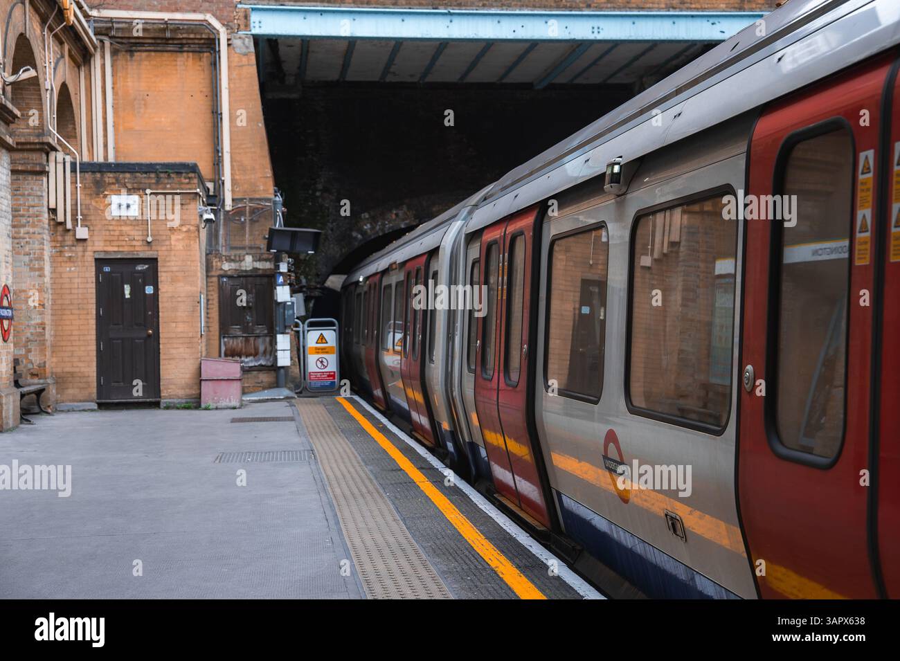 London Underground Train at Station Platform with Brick Walls Stock ...