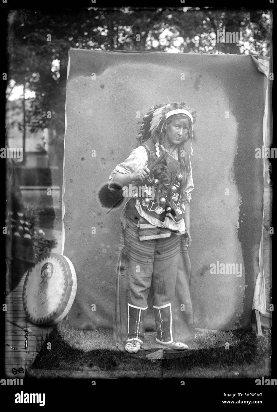This photograph by Lee Moorhouse depicts a society circus troupe in ...