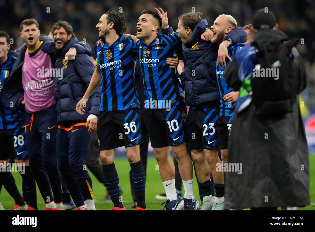 Inter Milan players celebrate at the end of the Champions League ...