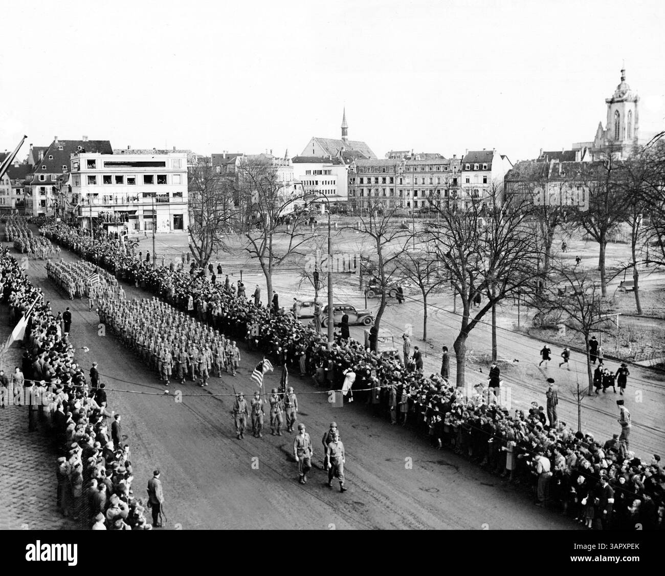 U.S. 28th Infantry Division leading the color guard at Victory Parade ...