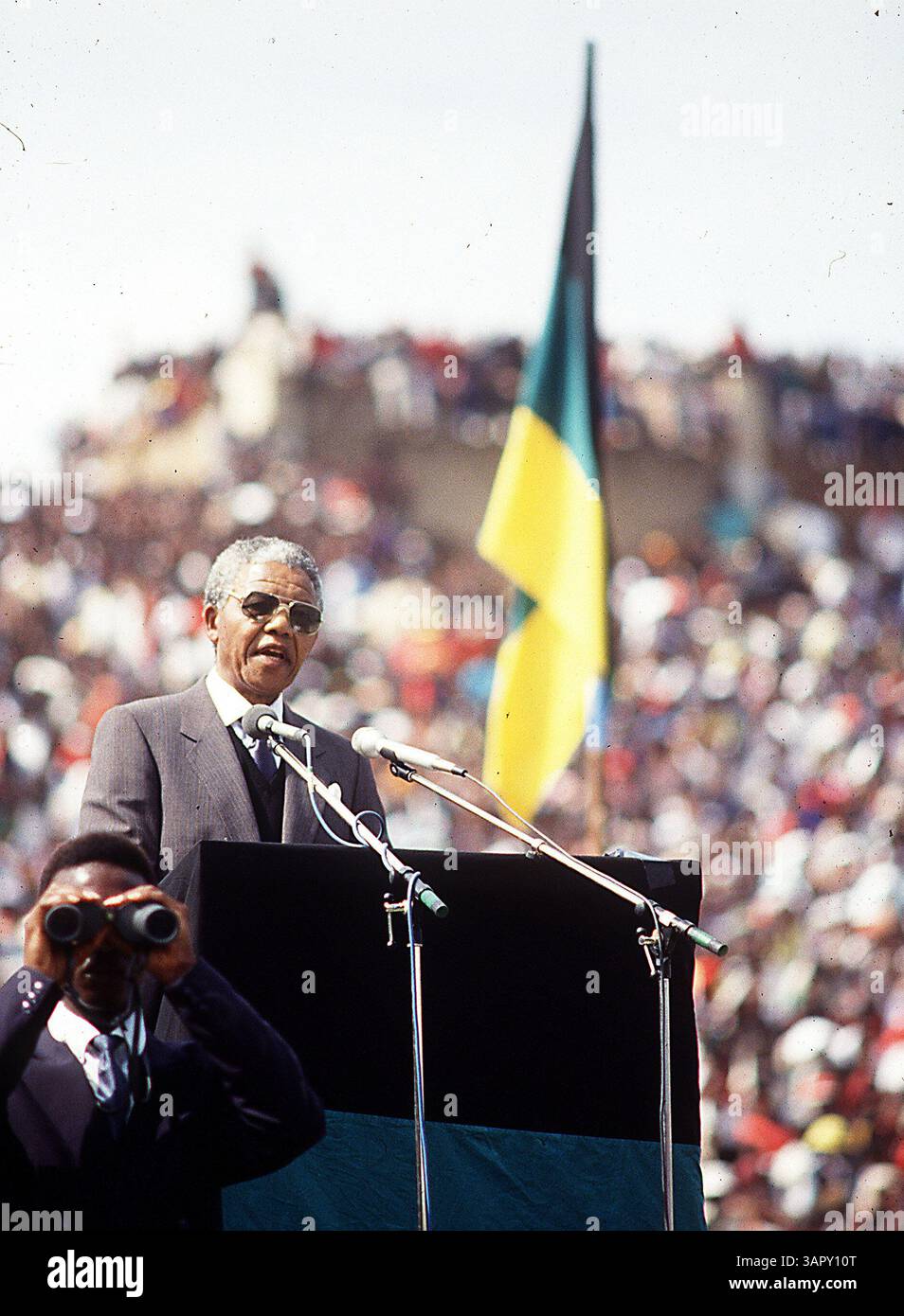 Nelson mandela rally 1990 hi-res stock photography and images - Alamy