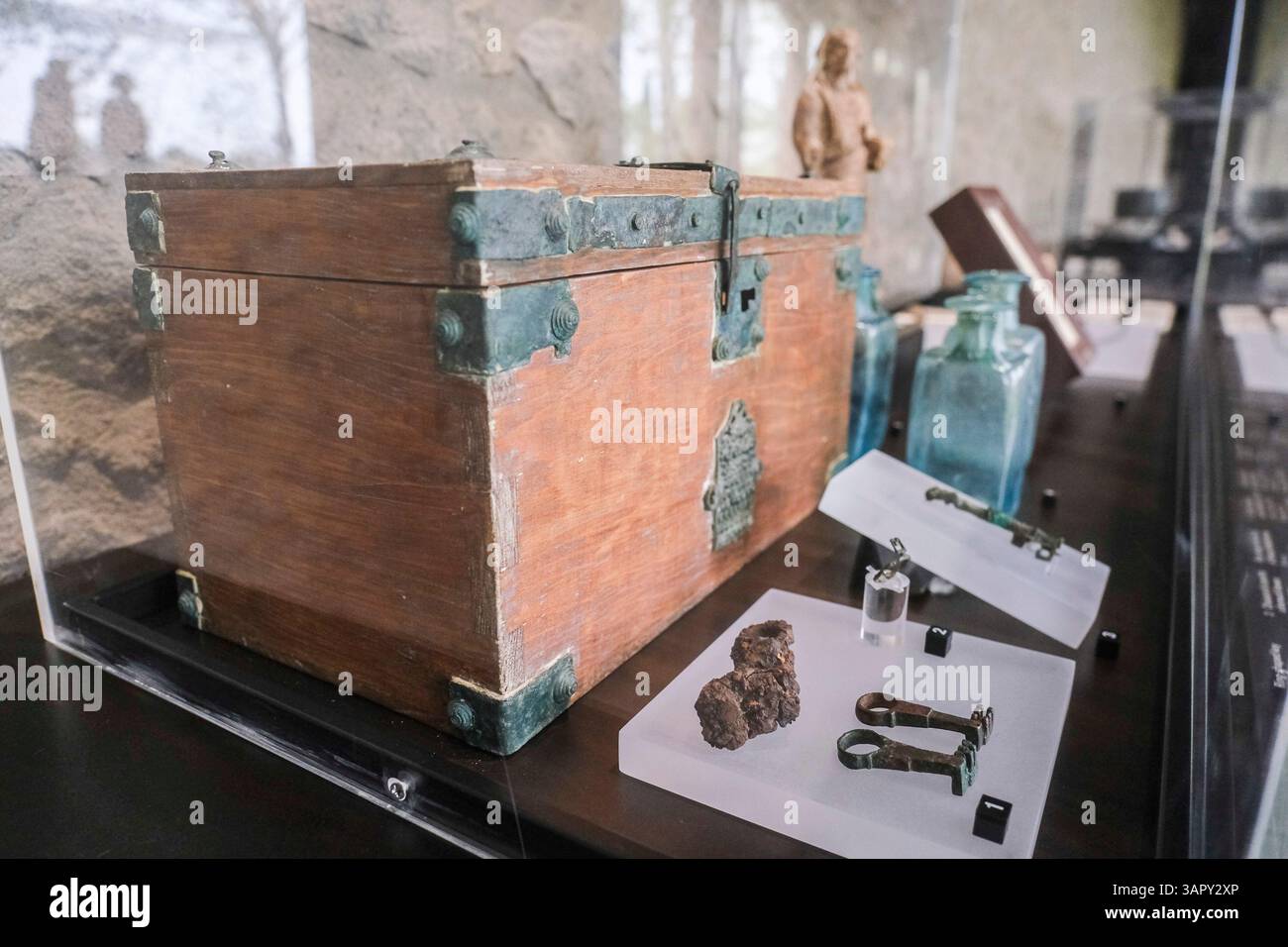 Wooden box with glass containers Wood, bronze, iron Pompeii IX 13 ...