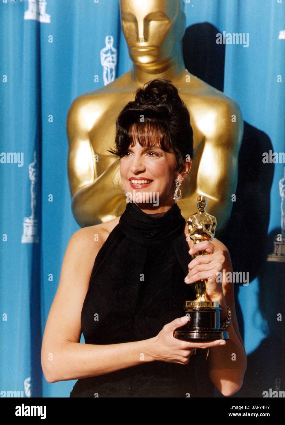 MERCEDES RUEHL wins Oscar for Best Supporting Actress in the 'Fisher ...