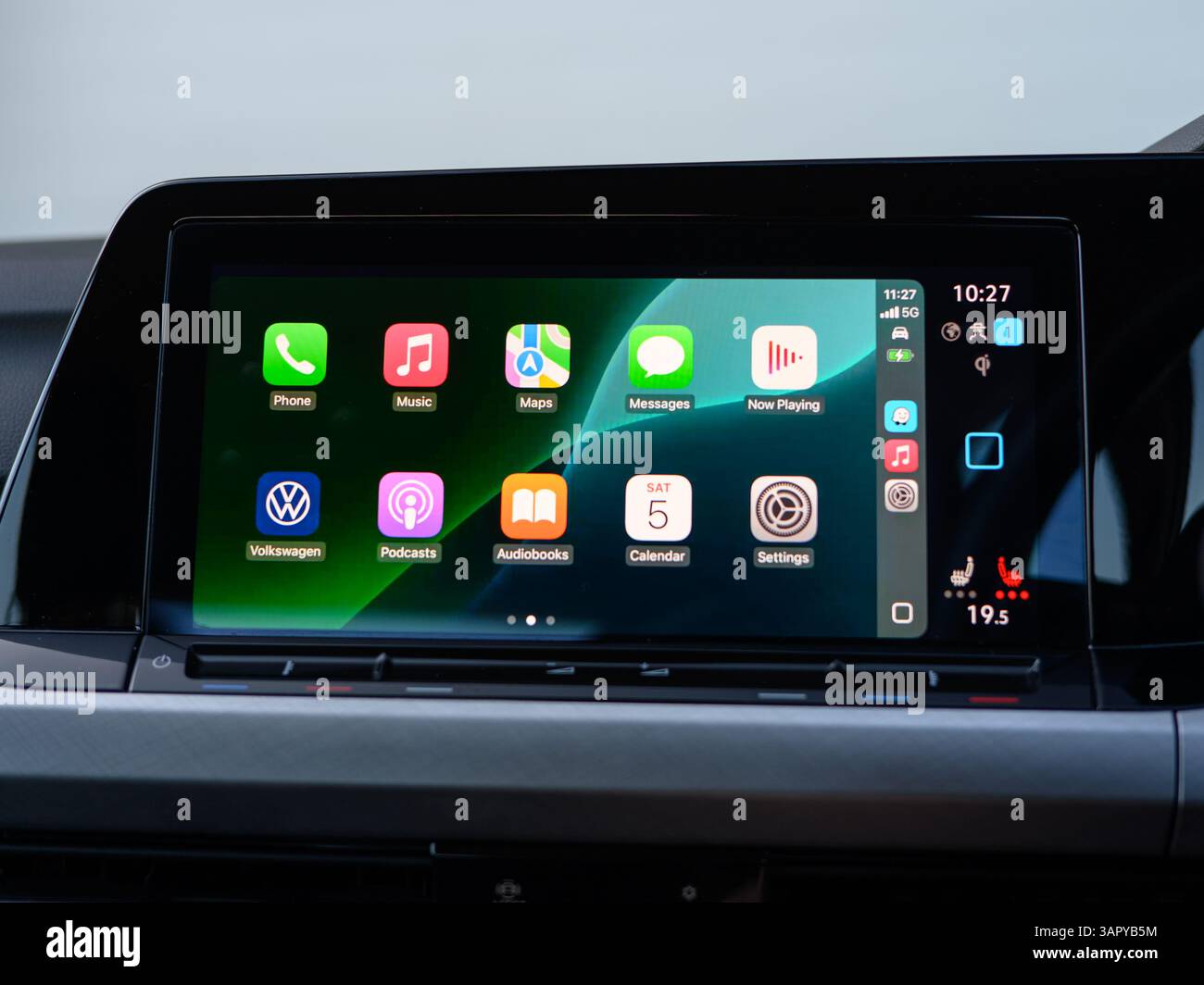 Apple CarPlay on a cars infotainment screen Stock Photo - Alamy