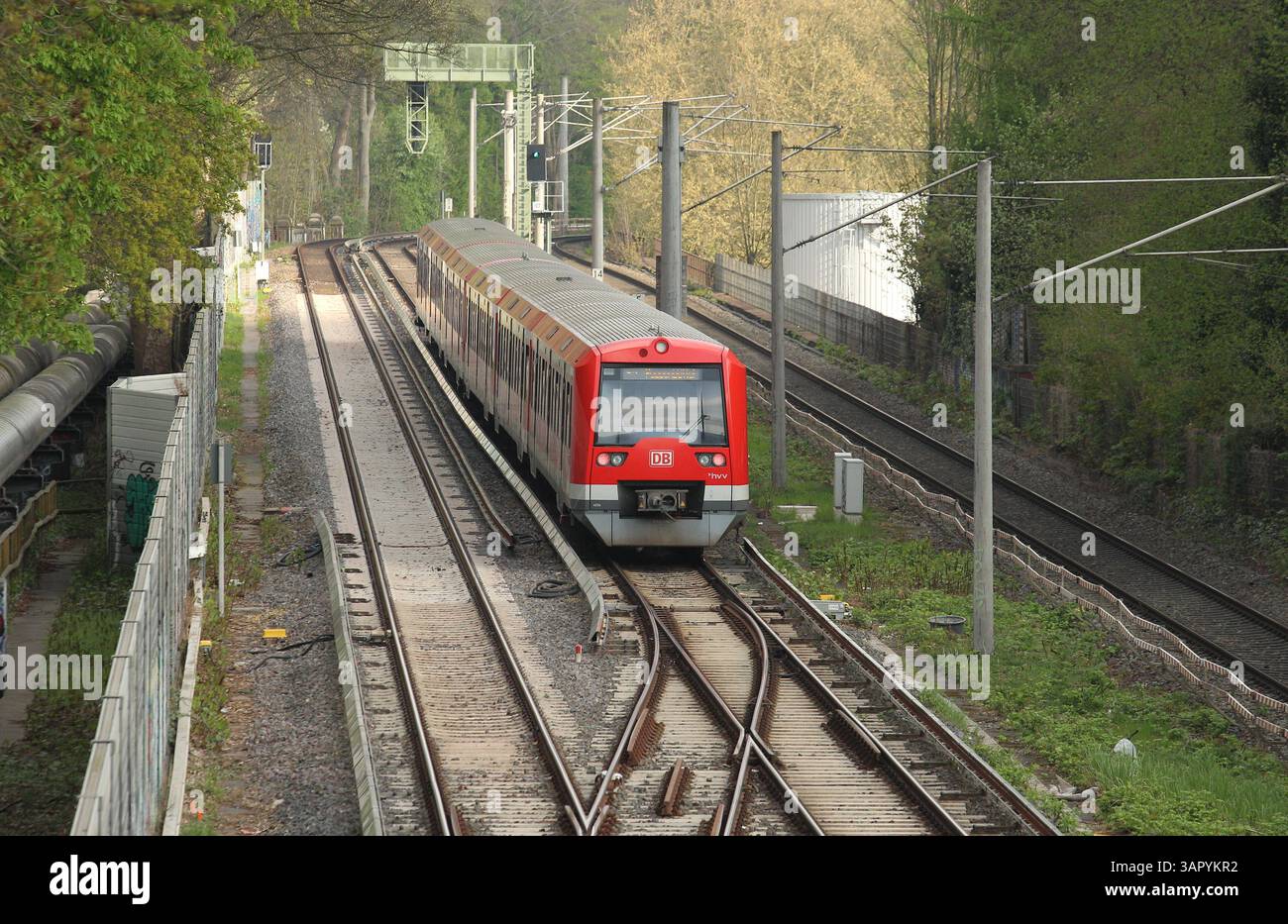 Eine S-Bahn der Linie S1 in Richtung Poppenbüttel ist auf der Station ...