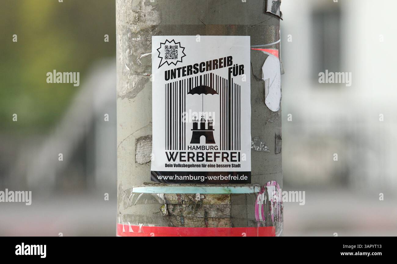 Ein Aufkleber der Volksinitiative Hamburg Werbefrei klebt an einem ...