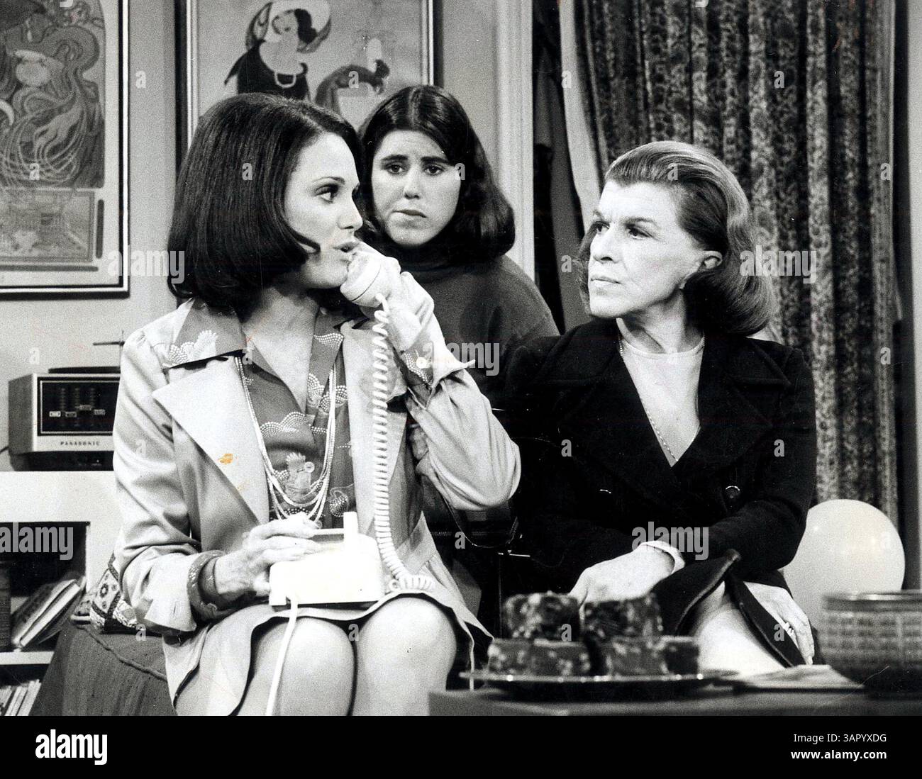 ''RHODA''.NANCY WALKER AND VALERIE HARPER. SUPPLIED BY TV/ MOVIE STILLS ...
