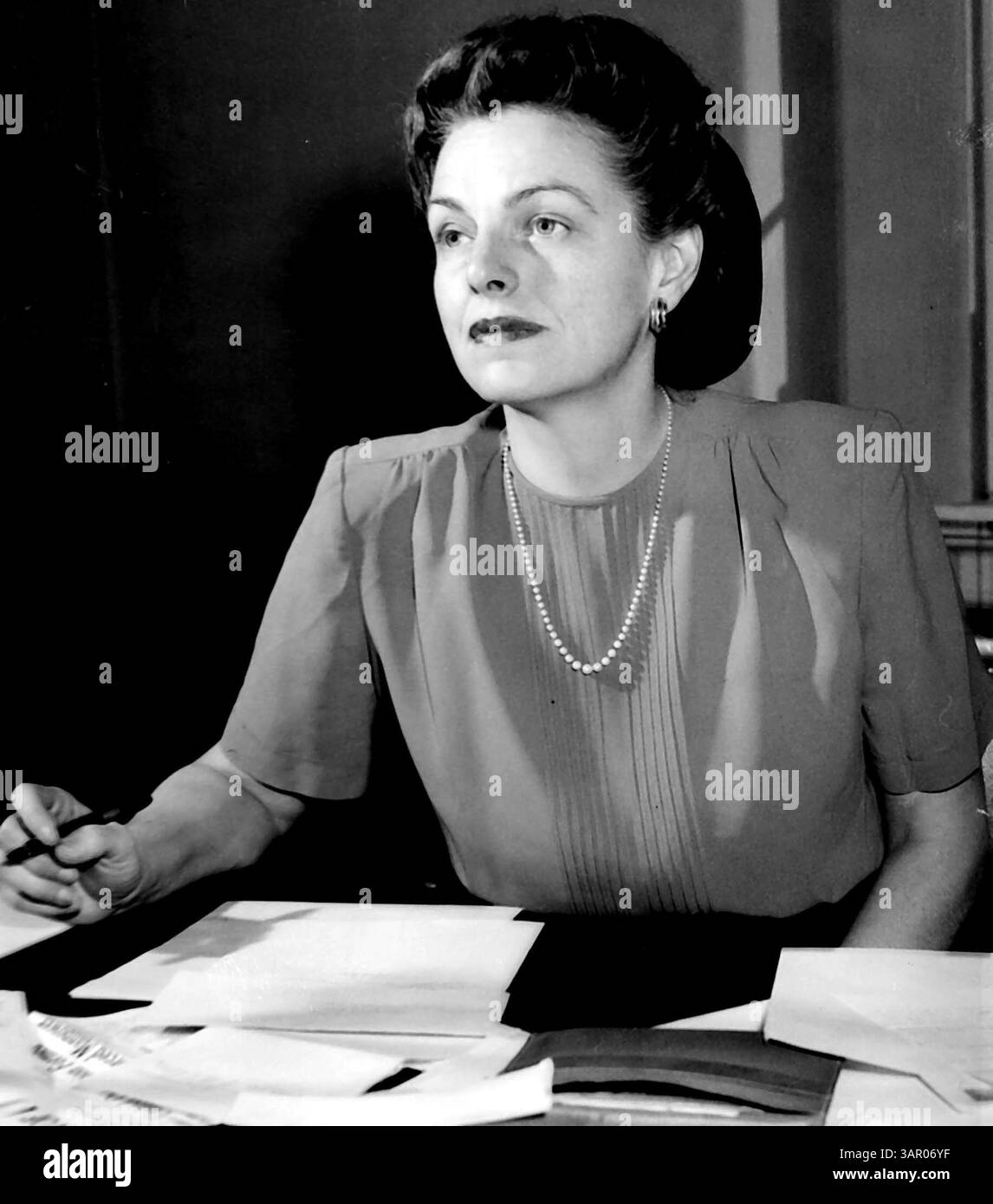 Photos desk Black and White Stock Photos & Images - Alamy