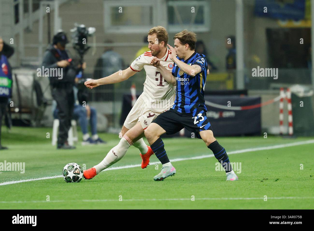 Mailand, Italien. 16th Apr, 2025. v.l. Harry Kane (FC Bayern Muenchen, 9) und Nicolo Barella ...