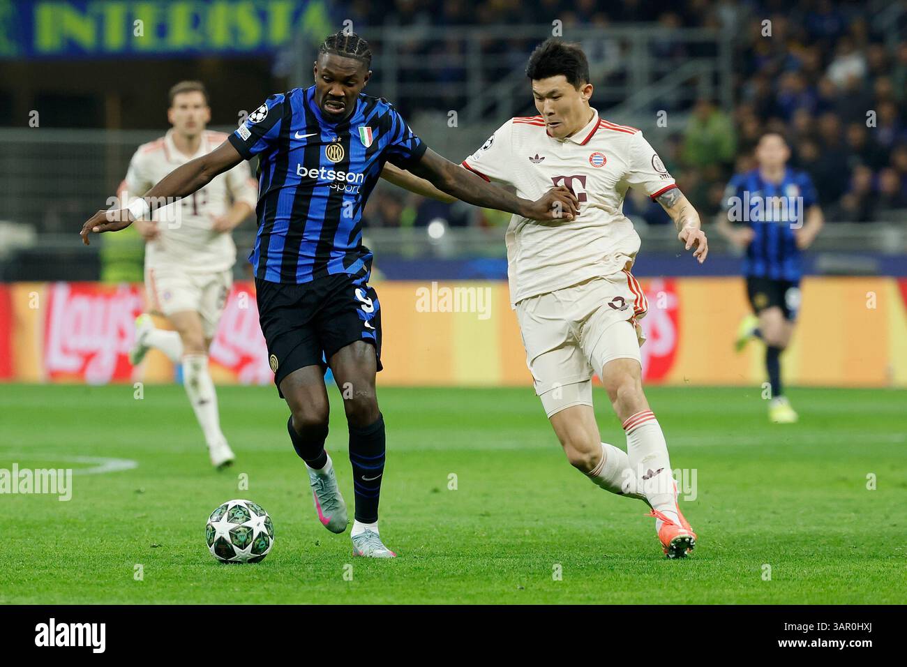 Mailand, Italien. 16th Apr, 2025. v.l. Marcus Thuram (Inter Mailand, 9) und Min-jae Kim (FC ...