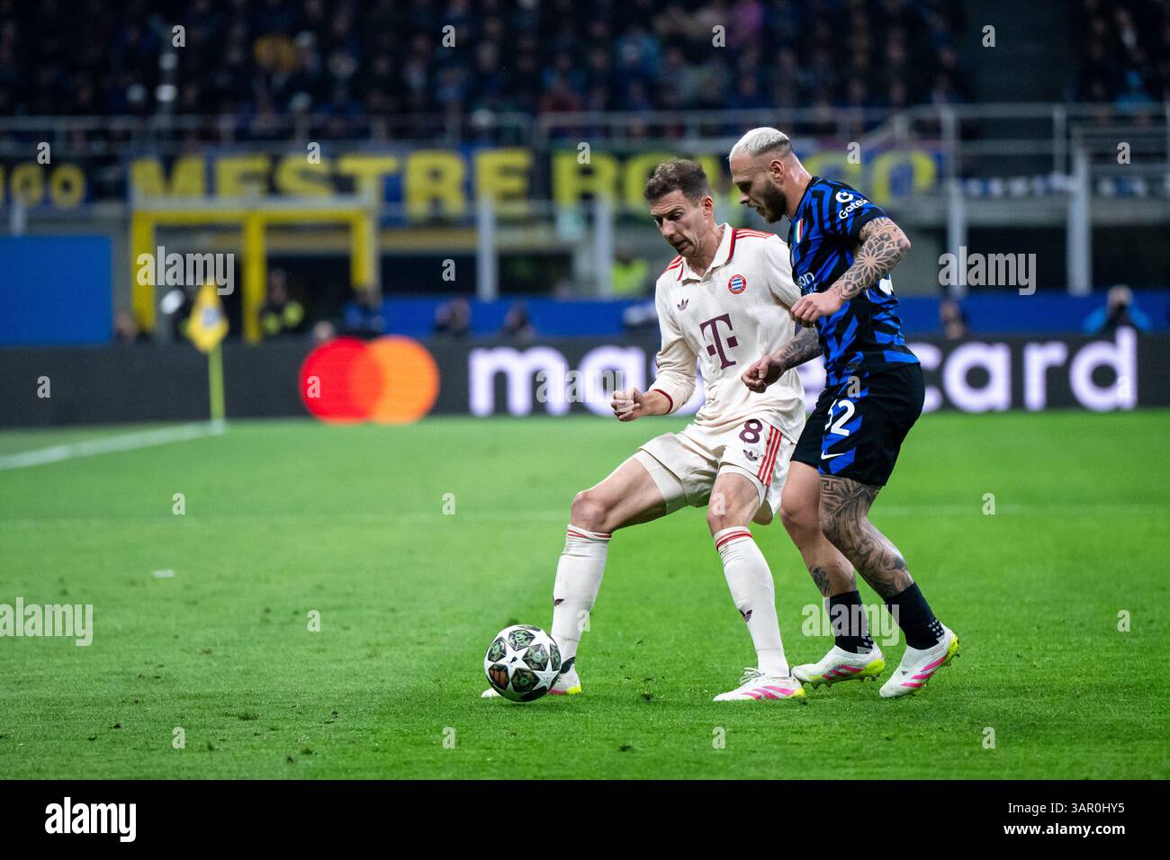 Leon Goretzka (FC Bayern Muenchen, #08) im Zweikampf mit Federico Dimarco (Inter Mailand, #32 ...
