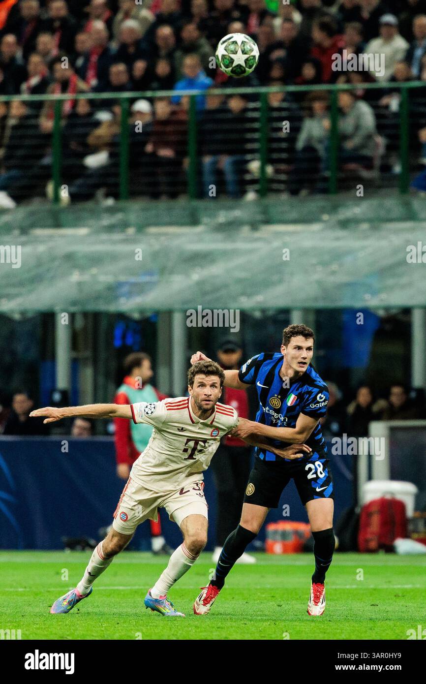 Mailand, Italien. 16th Apr, 2025. Zweikampf Thomas M?ller (FC Bayern M?nchen, 25), Benjamin ...