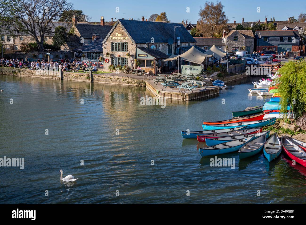 Riverside pub lechlade hi-res stock photography and images - Alamy