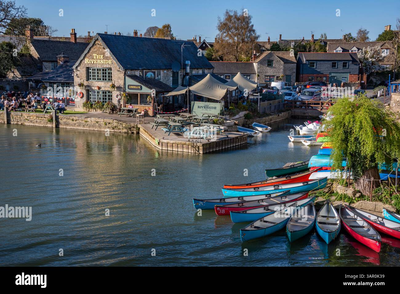 Riverside pub lechlade hi-res stock photography and images - Alamy