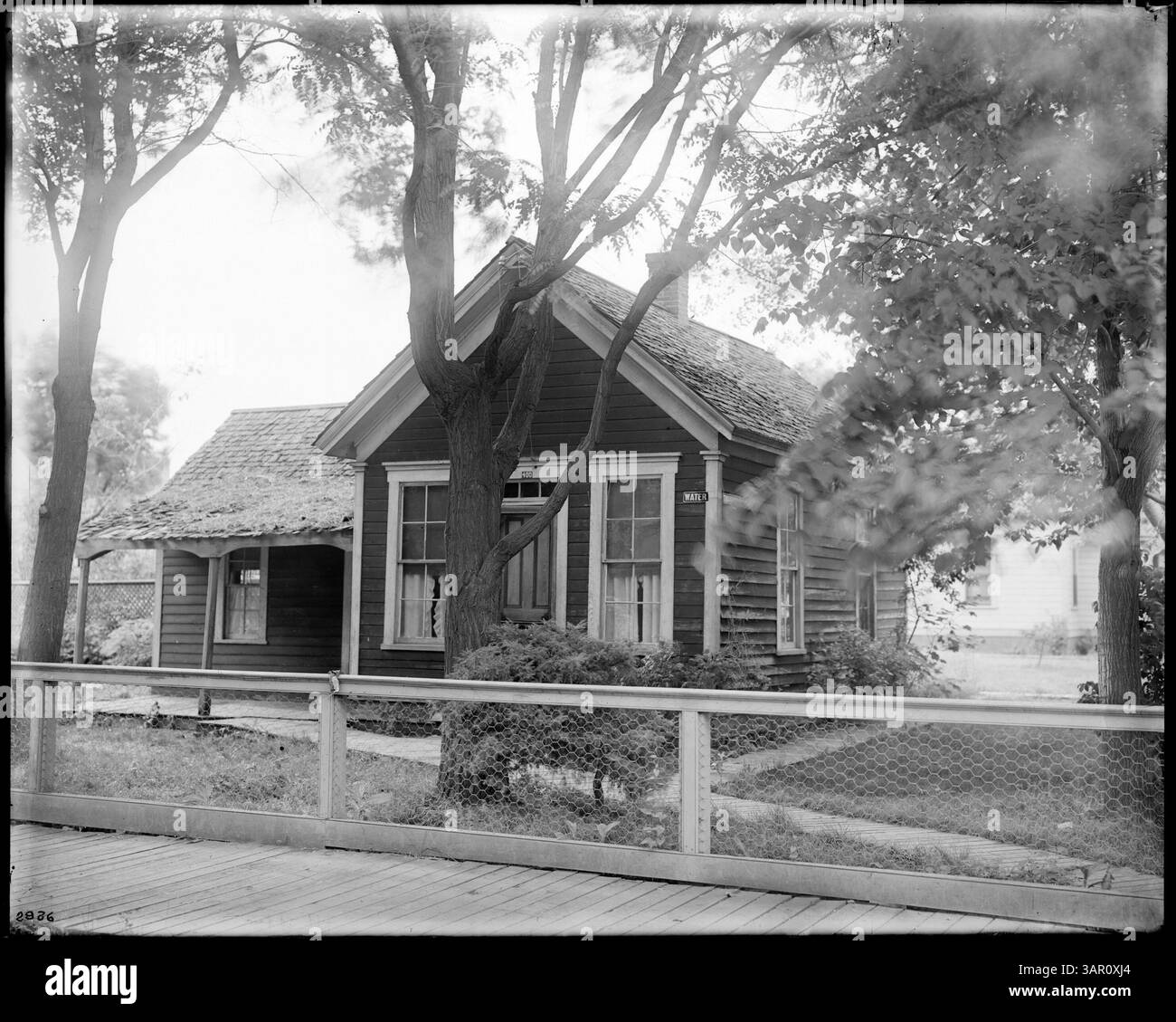 This photograph by Lee Moorhouse, held at the University of Oregon ...