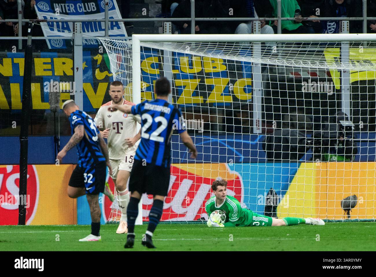 Jonas Urbig (FC Bayern Muenchen, #40) am Ball im Tor, davor Eric Dier ...