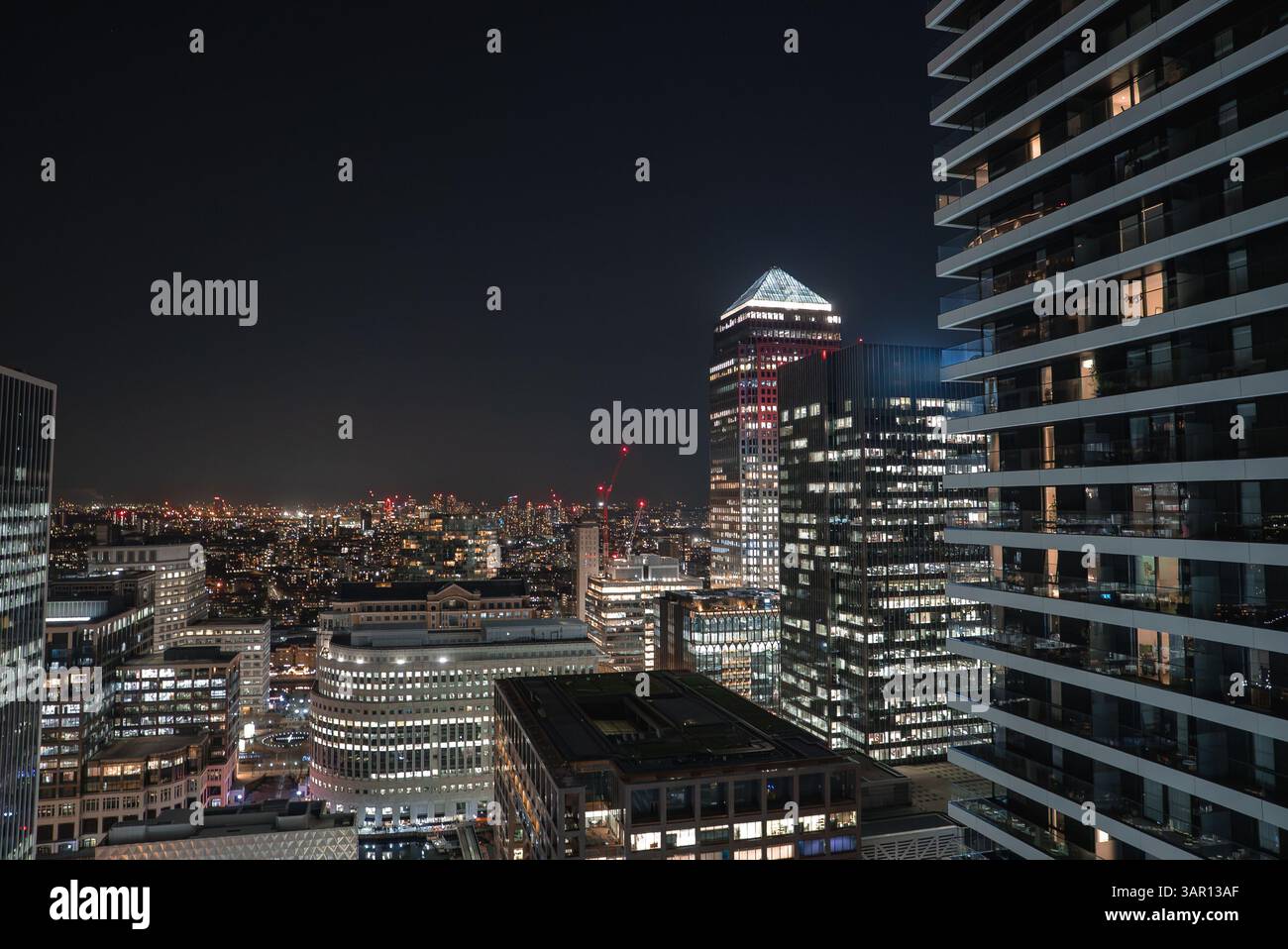 One canada square roof pyramid hi-res stock photography and images - Alamy