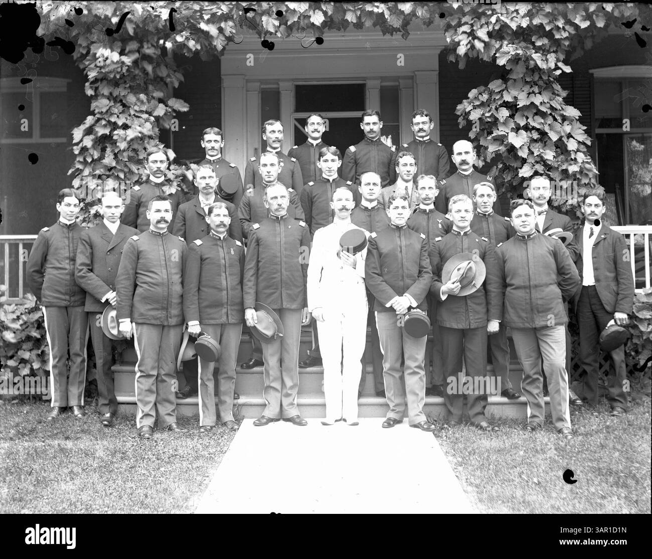 Officers of the 13th Minnesota Infantry Regiment gather for a reunion ...