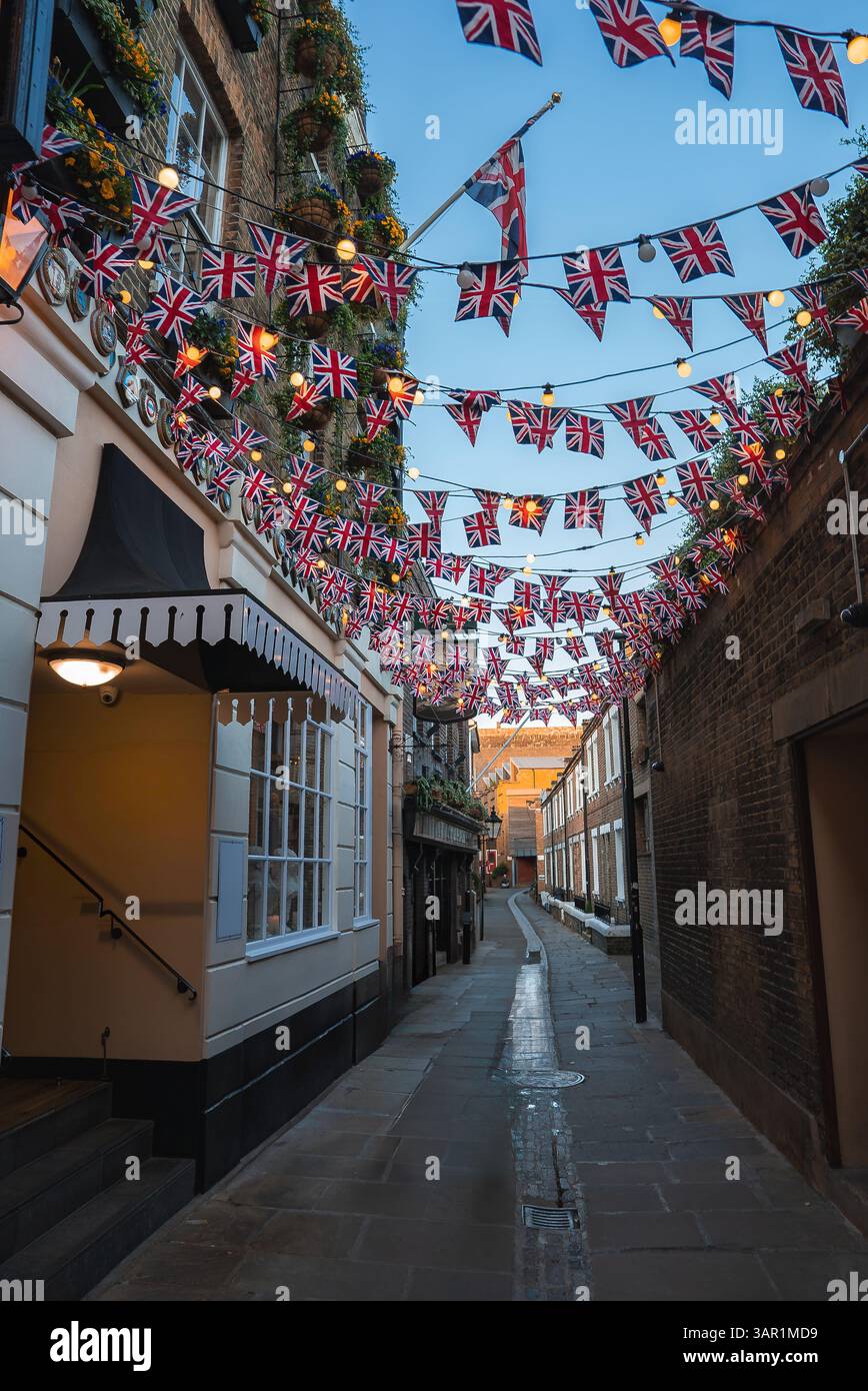 Cobblestone pathway flanked hi-res stock photography and images - Alamy