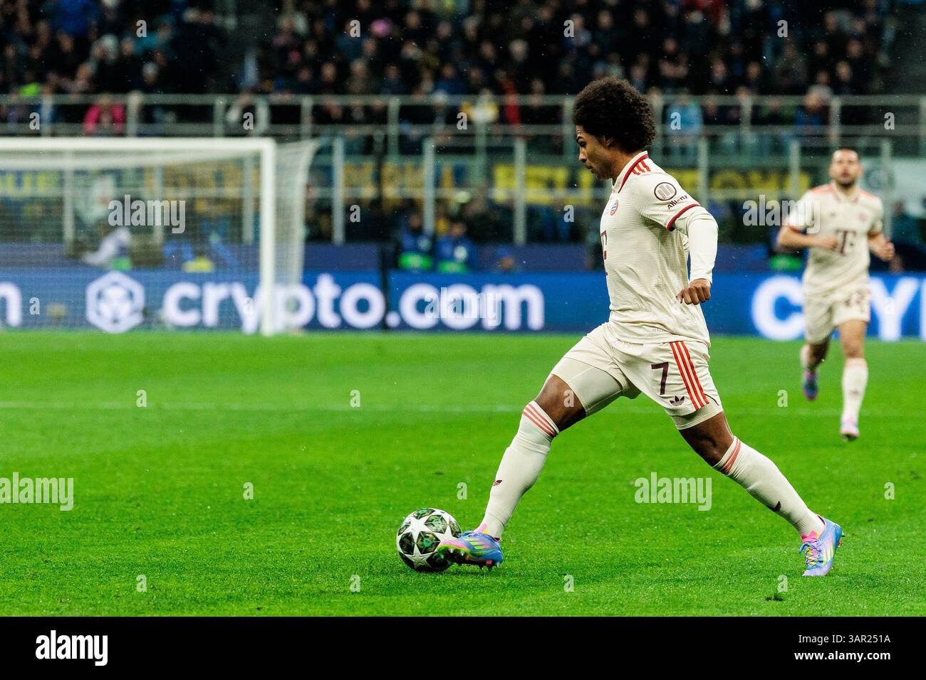 Mailand, Italien. 16th Apr, 2025. Serge Gnabry (FC Bayern M?nchen, 7) am Ball UEFA Champions ...