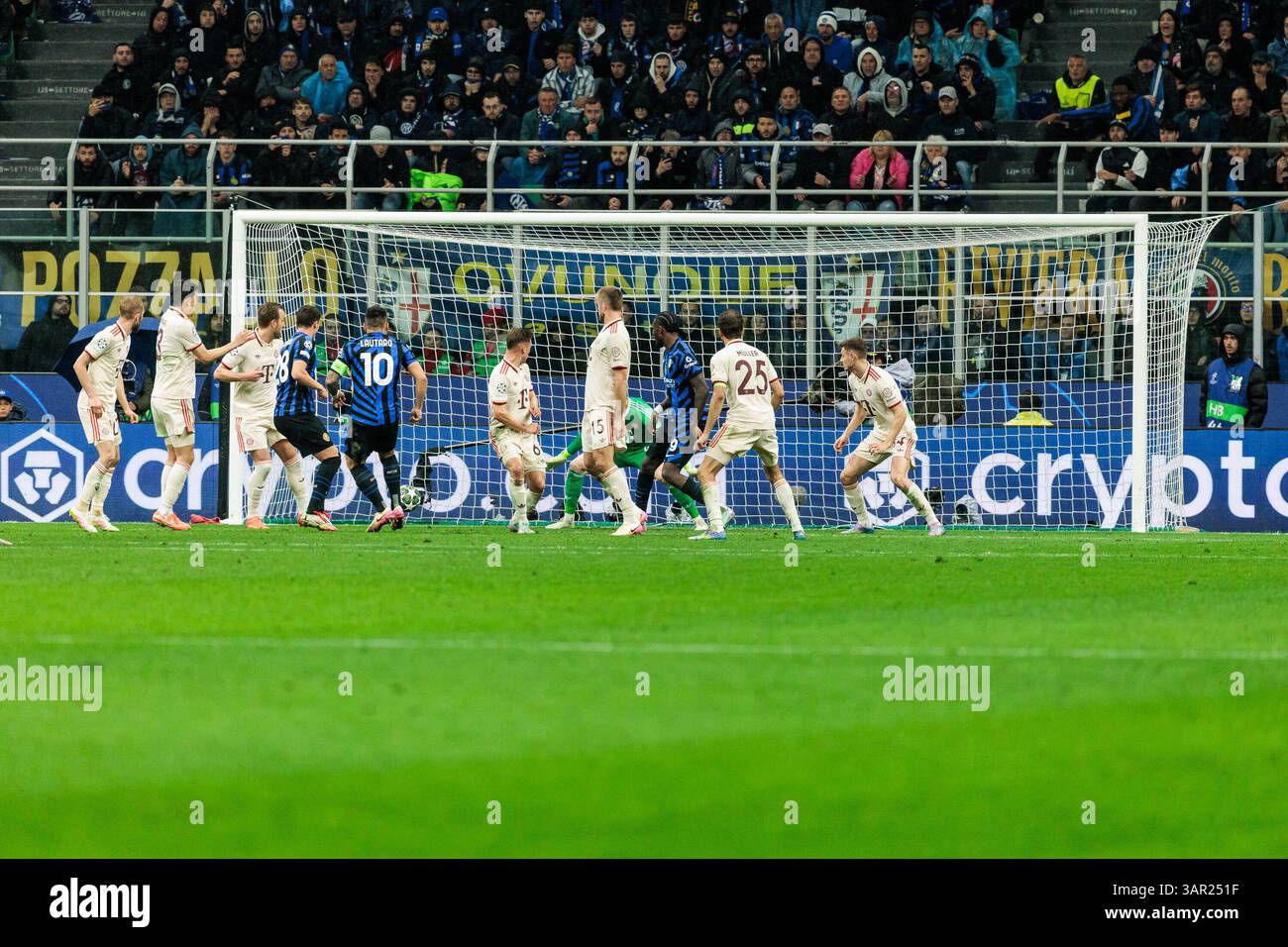 Mailand, Italien. 16th Apr, 2025. Lautaro Martinez (Inter Mailand, 10) schie?t das 1:1 UEFA ...