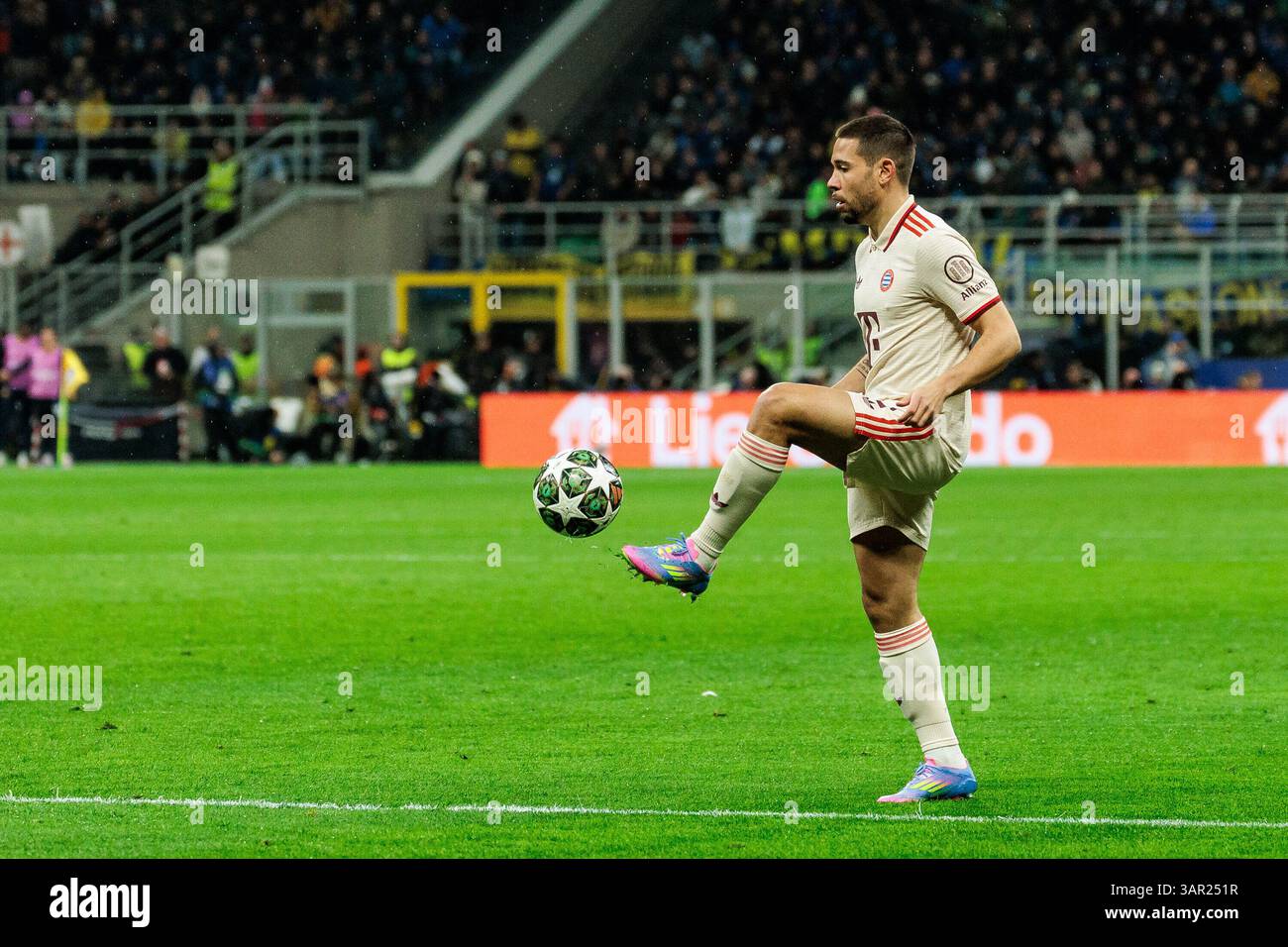 Mailand, Italien. 16th Apr, 2025. Raphael Guerreiro (FC Bayern M?nchen, 22) am Ball UEFA ...