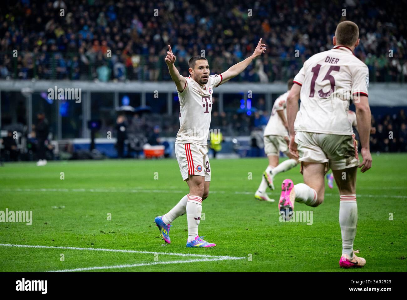 Raphael Guerreiro (FC Bayern Muenchen, #22), Eric Dier (FC Bayern ...