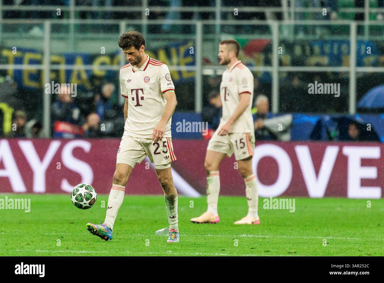 Mailand, Italien. 16th Apr, 2025. Thomas M?ller (FC Bayern M?nchen, 25) mit h?ngendem Kopf nach ...