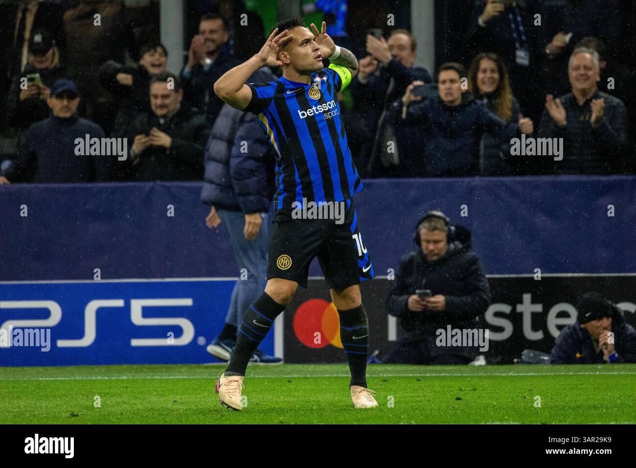 Lautaro inter bayern hi-res stock photography and images - Alamy