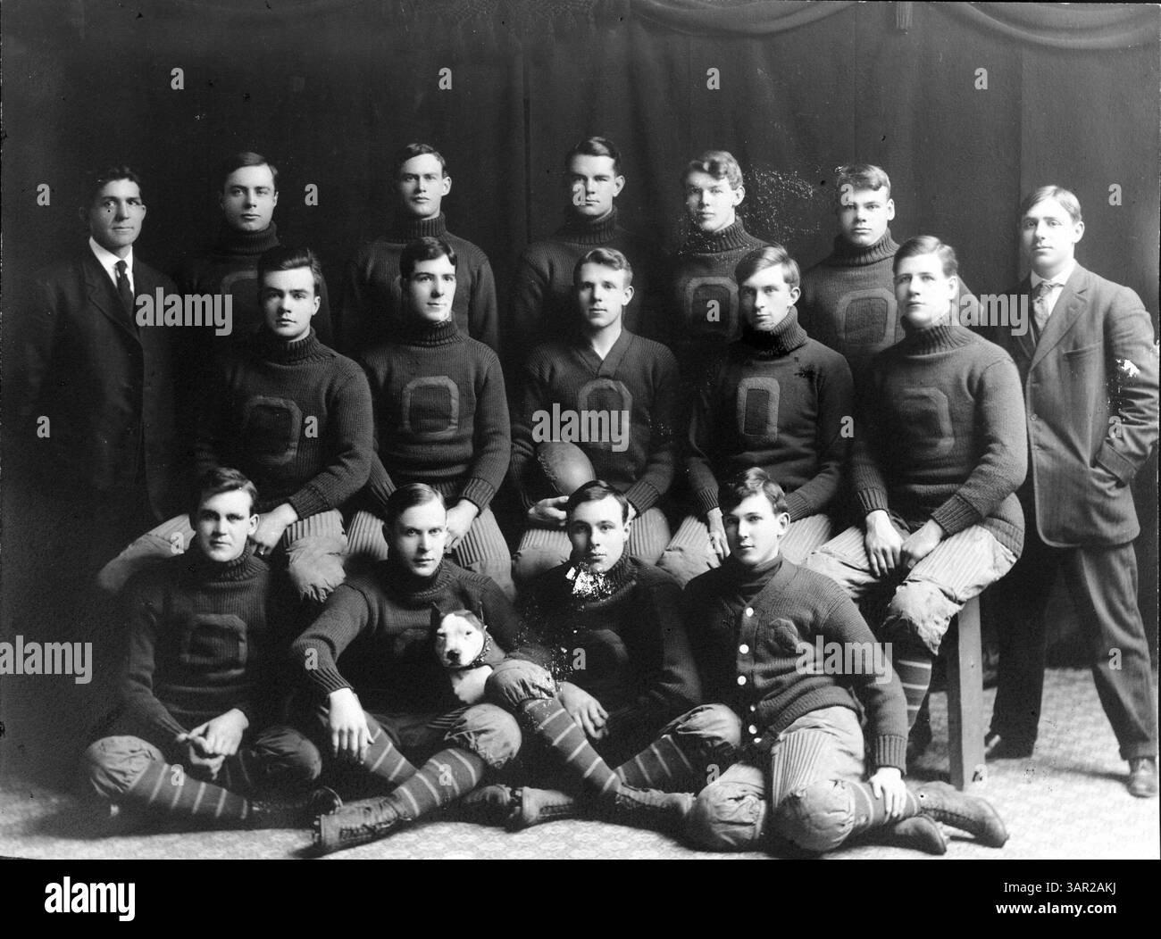 This black-and-white photo shows the 1907 University of Oregon football ...