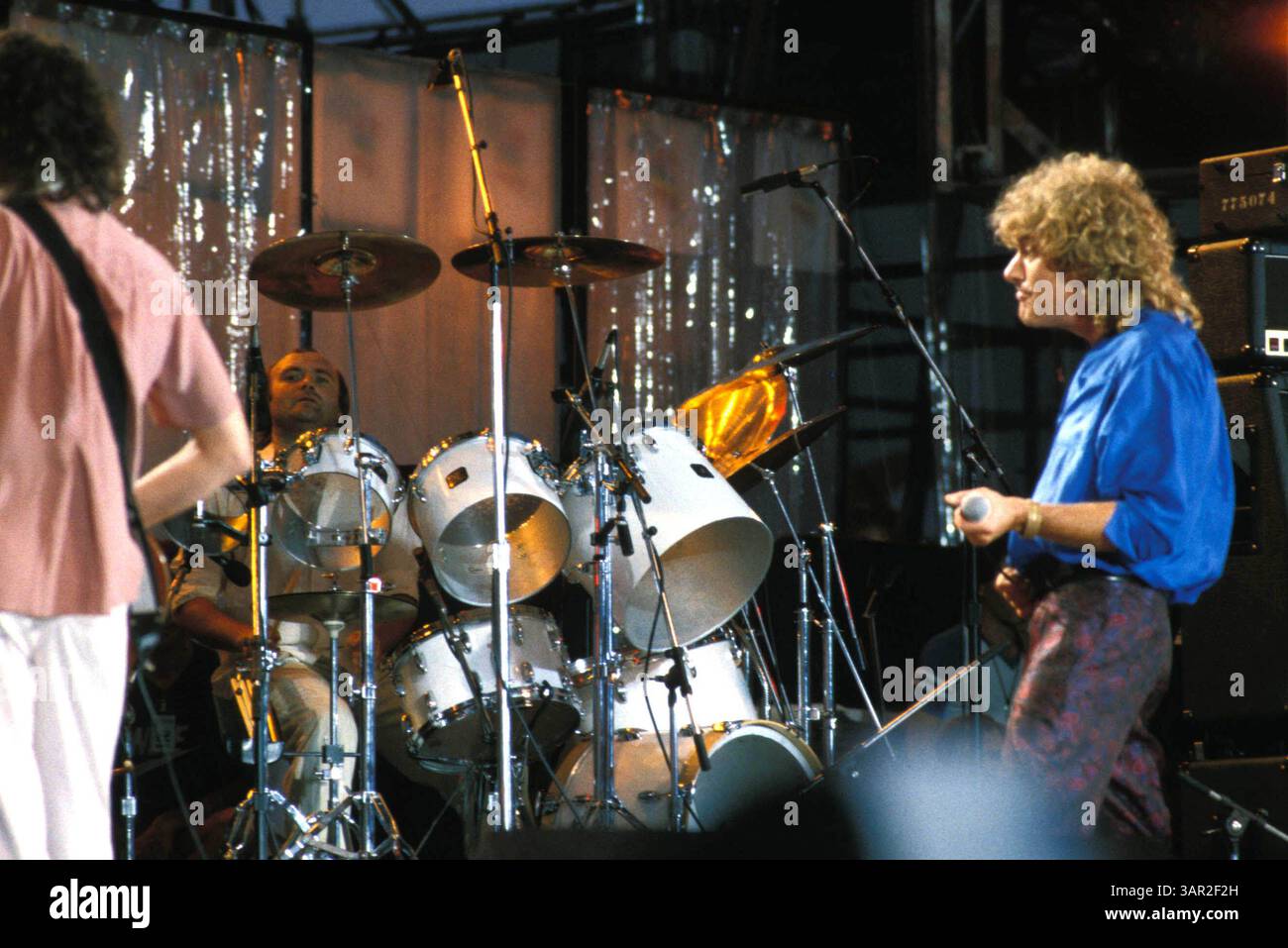 Led zeppelin live aid 1985 hi-res stock photography and images - Alamy