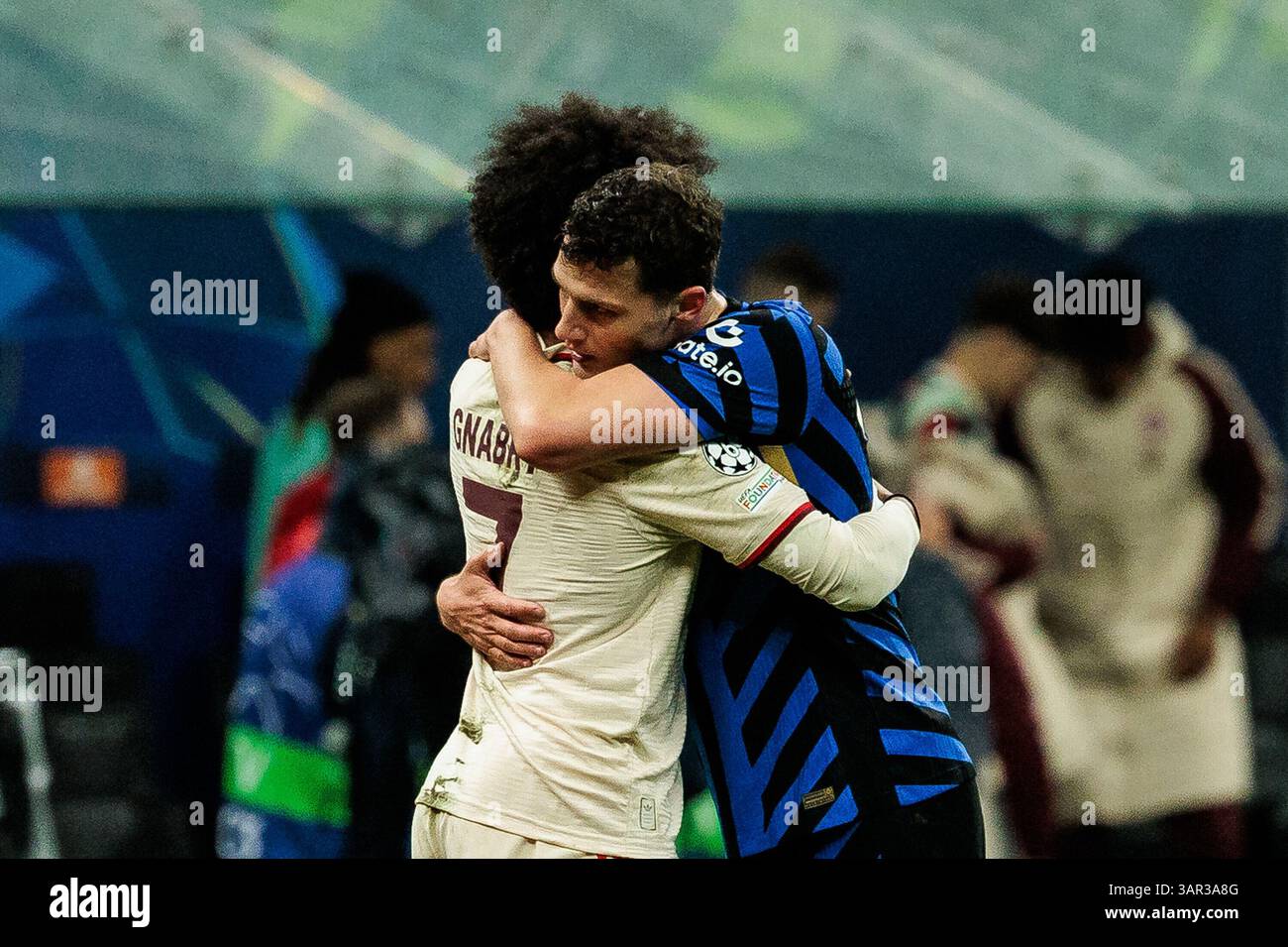 Mailand, Italien. 16th Apr, 2025. Serge Gnabry (FC Bayern M?nchen, 7) und Benjamin Pavard (Inter ...