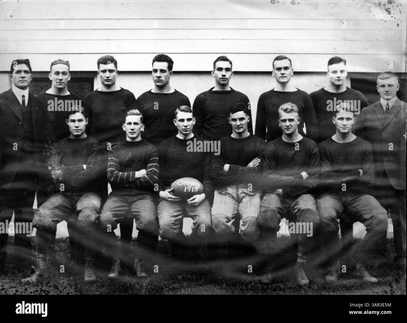 A black-and-white photograph of the 1913 University of Oregon football ...