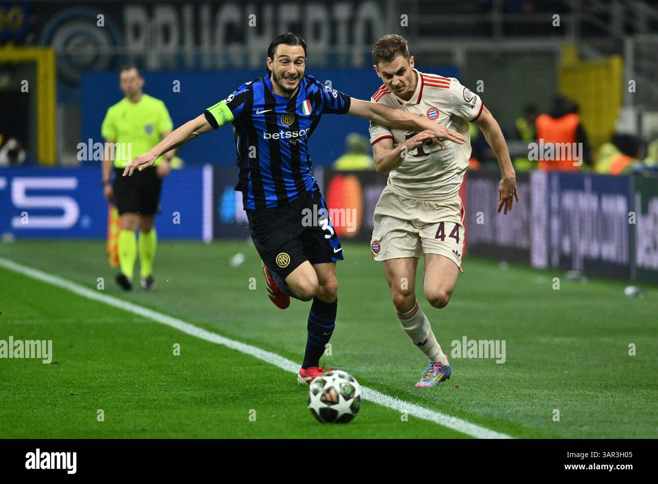Matteo Darmian of F.C. Inter and Josip Stanisic of F.C. Bayern Munchen ...