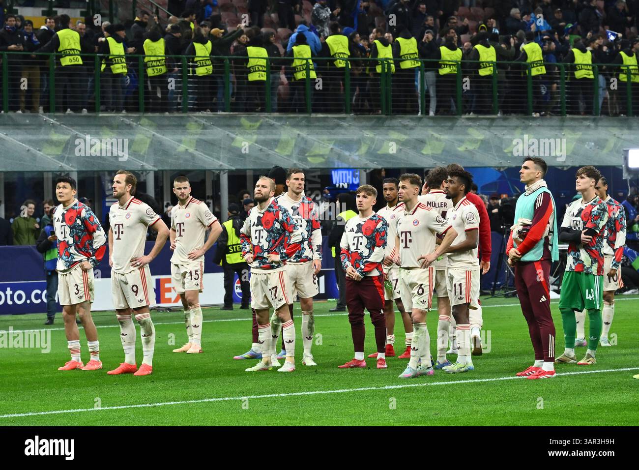 Milan, Italy. 17th Apr, 2025. F.C. Bayern Munchen players is greeting the fans during the UEFA ...