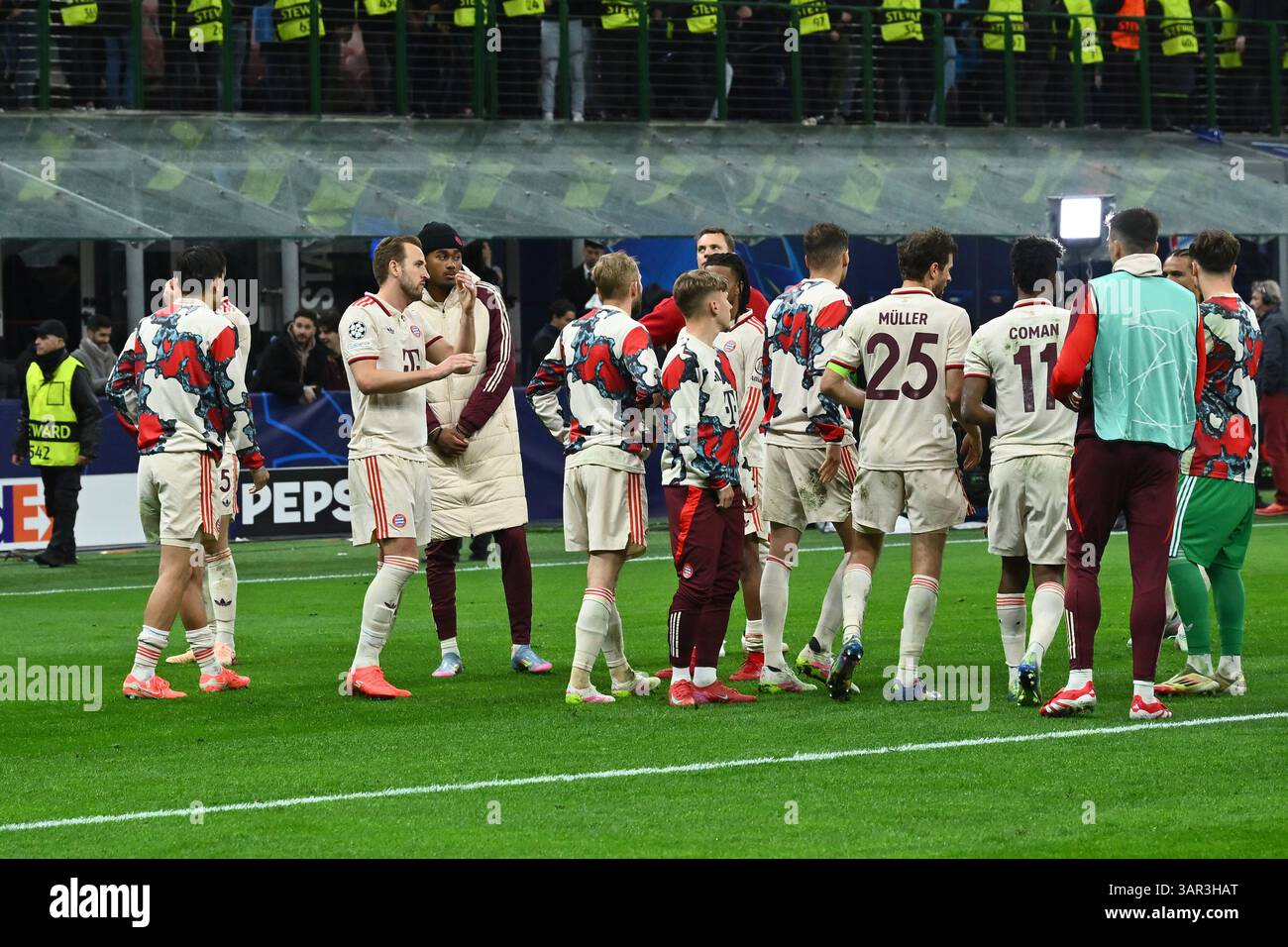 Milan, Italy. 17th Apr, 2025. F.C. Bayern Munchen players is greeting the fans during the UEFA ...