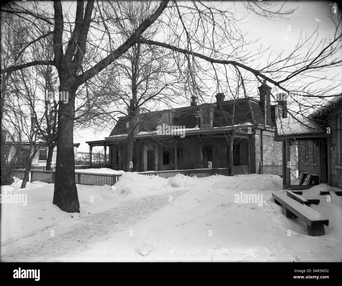 A wintertime photo of the Commandant’s Quarters at Fort Snelling ...